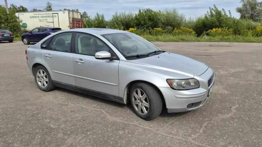 Pelēks Volvo S40 2004 Rīga, ar dzinēja tilpumu 2.50 L un nobraukumu 177 tūkst. km par 1500 €, foto 3 vietnē AUTOMOTO.COM.LV