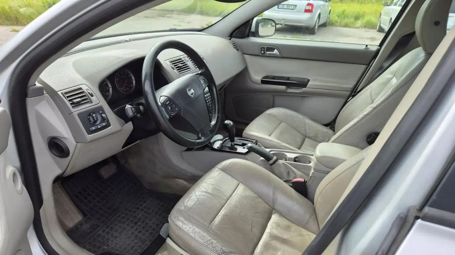 Pelēks Volvo S40 2004 Rīga, ar dzinēja tilpumu 2.50 L un nobraukumu 177 tūkst. km par 1500 €, foto 7 vietnē AUTOMOTO.COM.LV