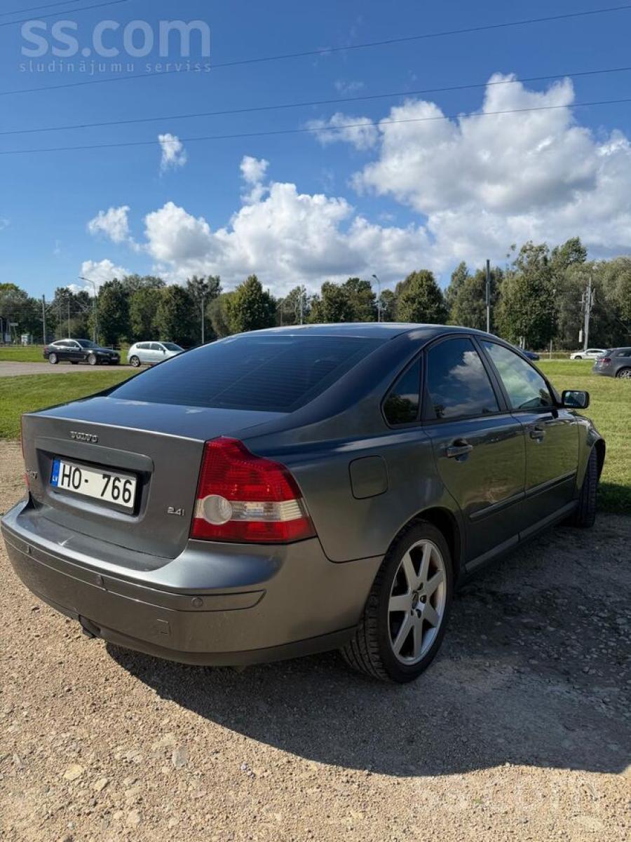 Grey Volvo S40 2004 in Riga, with an engine capacity of 2.40 L and mileage of 330 thousand km for 1000 €, photo 4 on AUTOMOTO.COM.LV