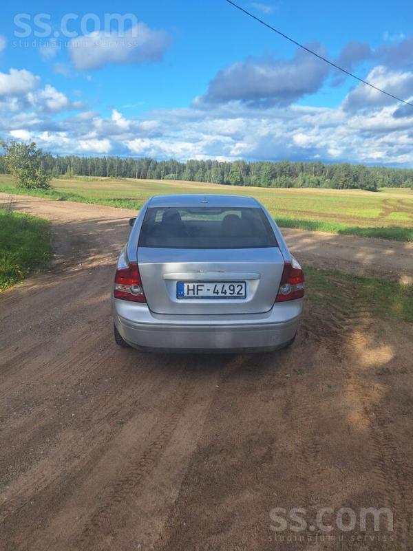 Вольво С40 2004 в Добеле на AUTOMOTO.COM.LV Серый Вольво С40 2004 в Добеле, объемом двигателя 2.40 л и пробегом 220 тыс. км за 650 €, фото 4 на AUTOMOTO.COM.LV