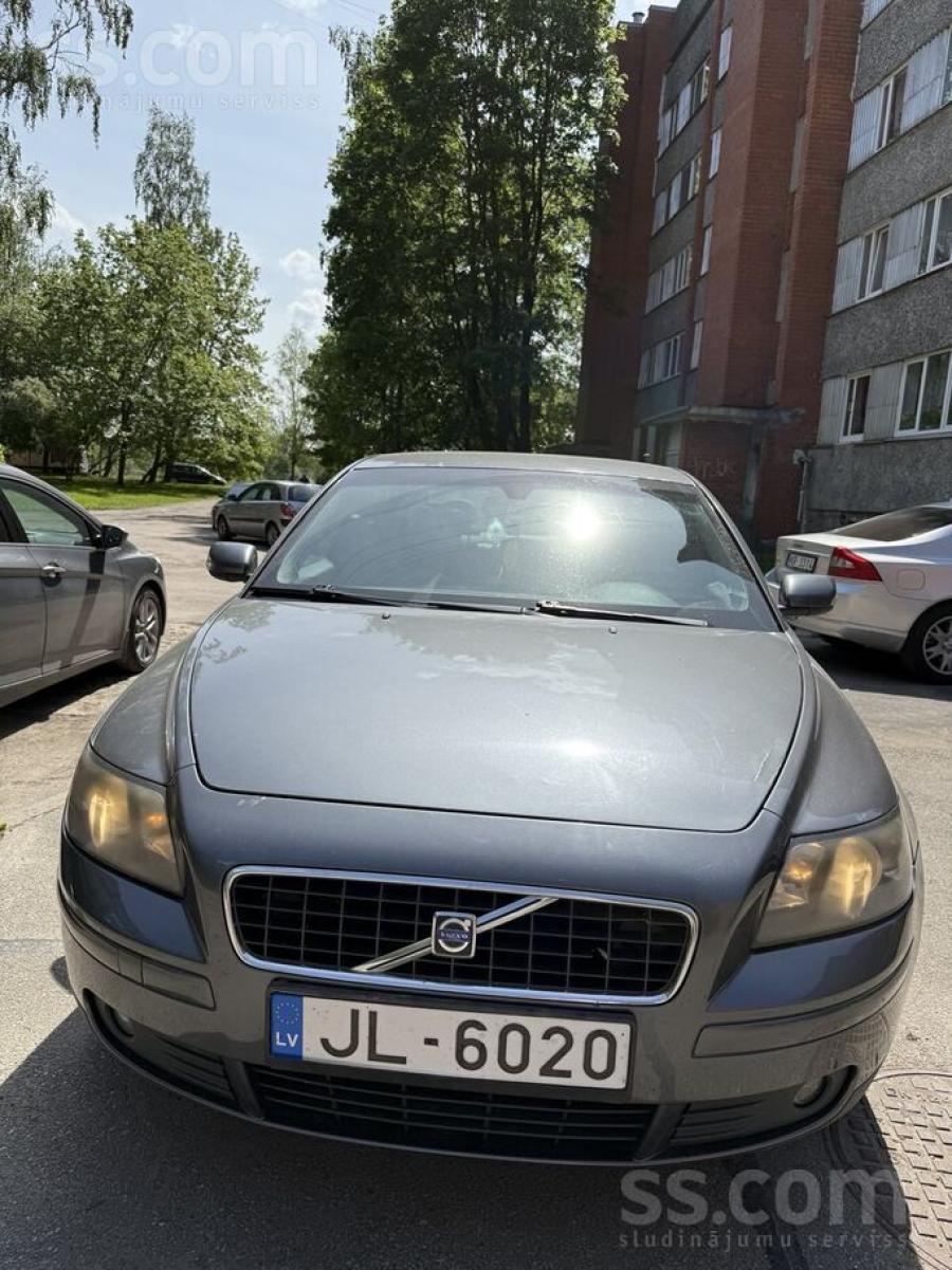 Grey Volvo S40 2005 in Riga, with an engine capacity of 2.00 L and mileage of 332 thousand km for 1590 €, photo 1 on AUTOMOTO.COM.LV