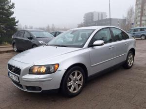Pelēks Volvo S40 2005 Viļņa, ar dzinēja tilpumu 1.80 L un nobraukumu 262 tūkst. km par 950 €, foto  vietnē AUTOMOTO.COM.LV