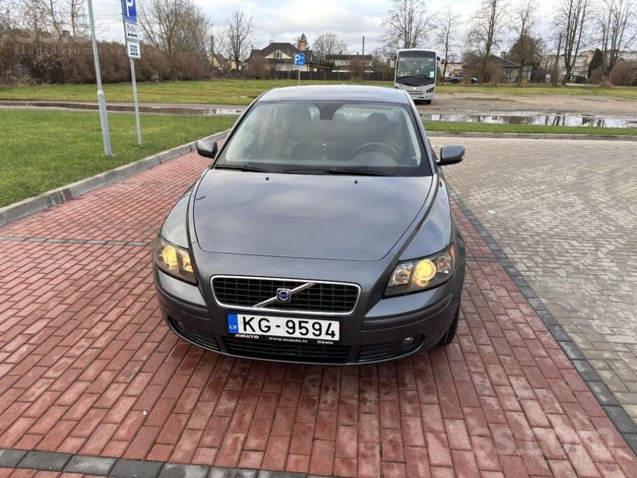 Grey Volvo S40 2005 in Jelgava, with an engine capacity of 2.00 L and mileage of 249 thousand km for 2150 €, photo 2 on AUTOMOTO.COM.LV