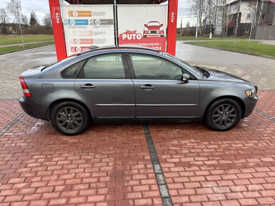 Grey Volvo S40 2005 in Jelgava, with an engine capacity of 2.00 L and mileage of 249 thousand km for 2150 €, photo 4 on AUTOMOTO.COM.LV