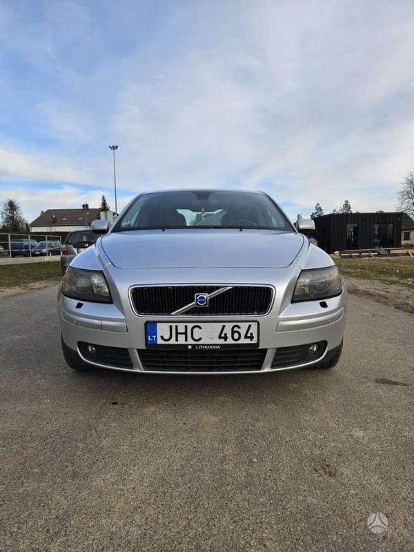 Grey Volvo S40 2005 in Kaunas, with an engine capacity of 2.00 L and mileage of 408 thousand km for 1499 €, photo 1 on AUTOMOTO.COM.LV