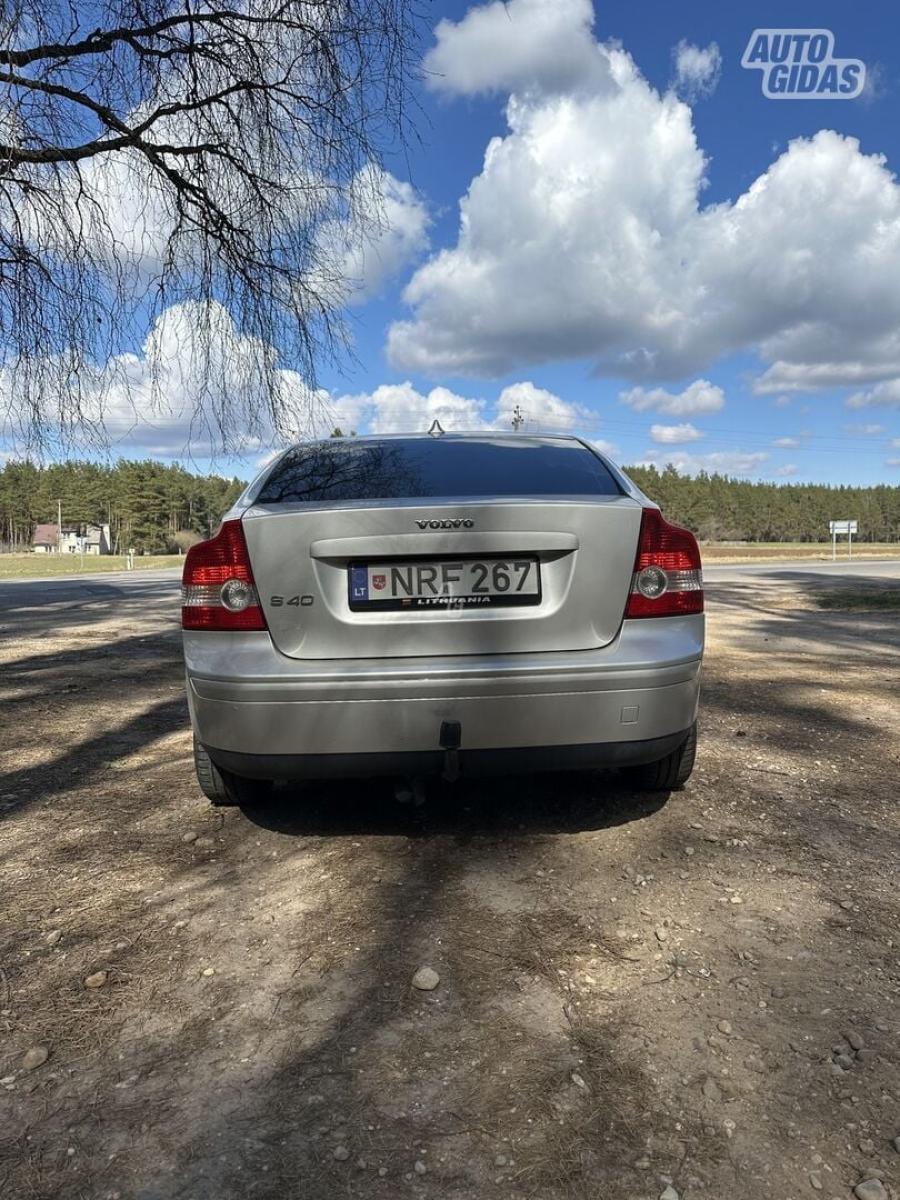 Pelēks Volvo S40 2005 Jurbarkas, ar dzinēja tilpumu 1.80 L un nobraukumu 184 tūkst. km par 2350 €, foto 4 vietnē AUTOMOTO.COM.LV