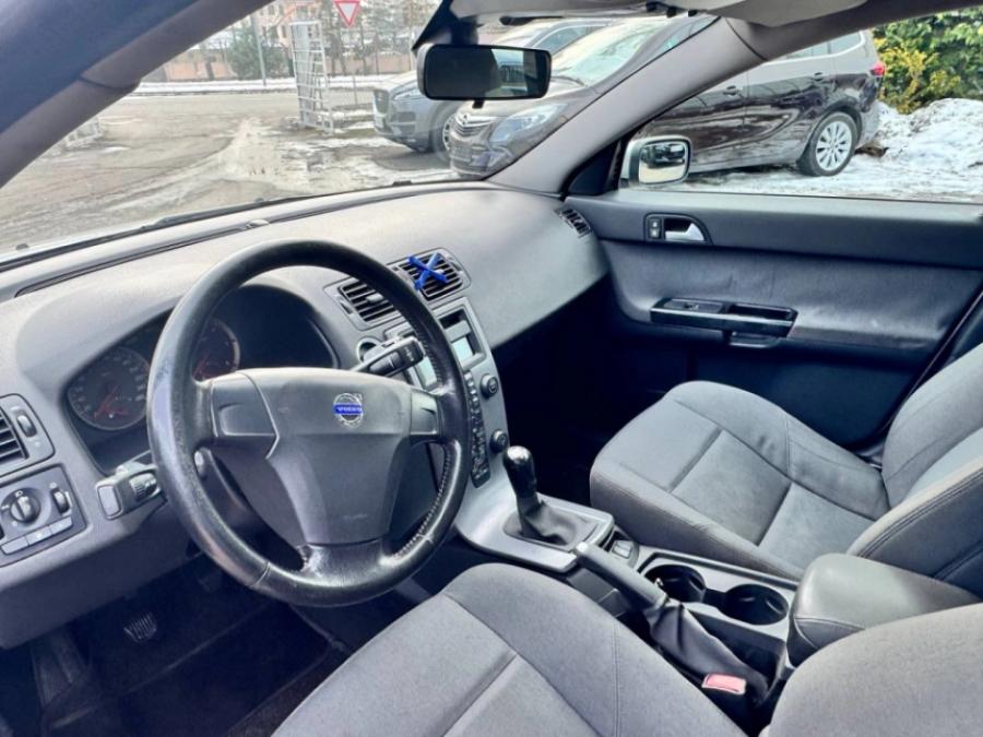 Grey Volvo S40 2005 in Riga, with an engine capacity of 1.60 L and mileage of 252 thousand km for 1750 €, photo 8 on AUTOMOTO.COM.LV