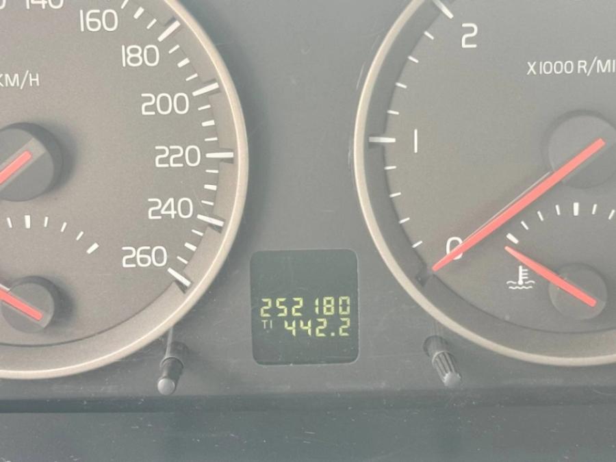 Grey Volvo S40 2005 in Riga, with an engine capacity of 1.60 L and mileage of 252 thousand km for 1750 €, photo 9 on AUTOMOTO.COM.LV