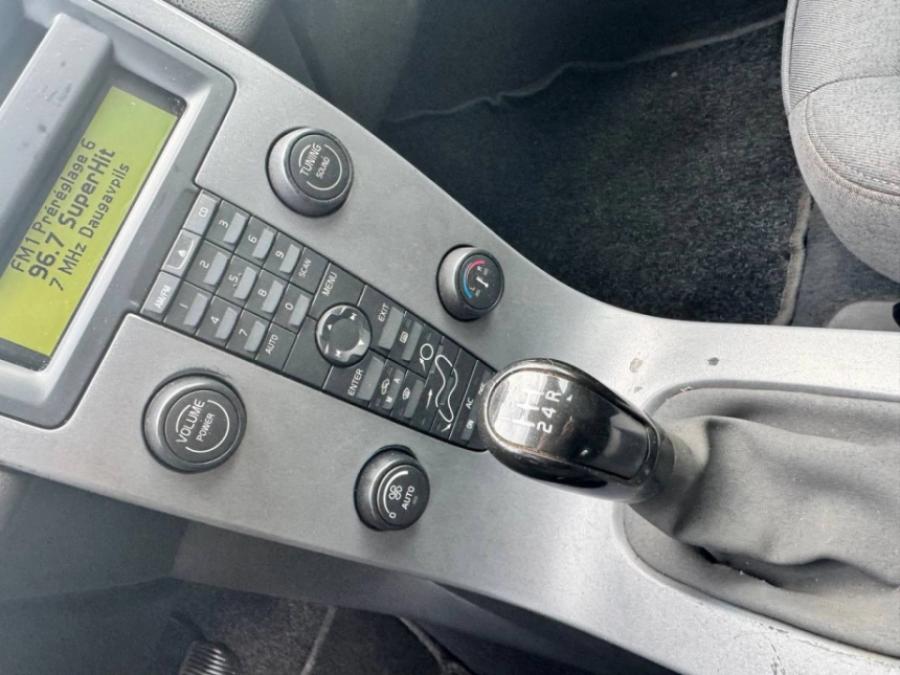 Grey Volvo S40 2005 in Riga, with an engine capacity of 1.60 L and mileage of 252 thousand km for 1750 €, photo 11 on AUTOMOTO.COM.LV