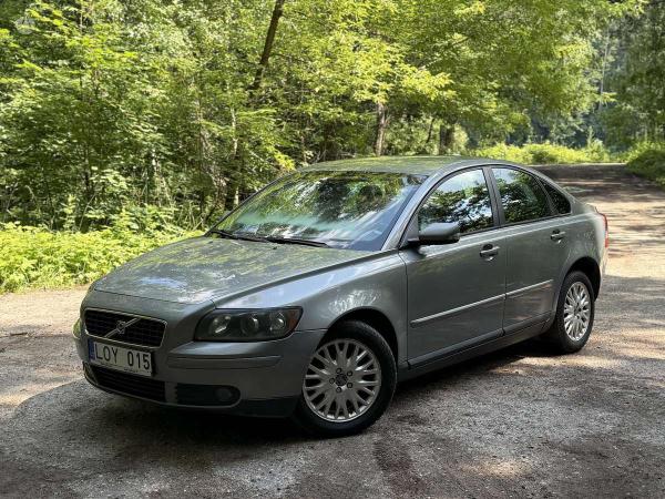 Pelēks Volvo S40 2005 Alīta, ar dzinēja tilpumu 1.56 L un nobraukumu 4 tūkst. km par 1550 €, foto 1 vietnē AUTOMOTO.COM.LV