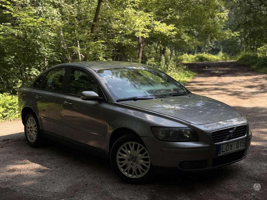 Pelēks Volvo S40 2005 Alīta, ar dzinēja tilpumu 1.56 L un nobraukumu 4 tūkst. km par 1550 €, foto 3 vietnē AUTOMOTO.COM.LV