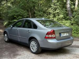 Pelēks Volvo S40 2005 Alīta, ar dzinēja tilpumu 1.56 L un nobraukumu 4 tūkst. km par 1550 €, foto 4 vietnē AUTOMOTO.COM.LV