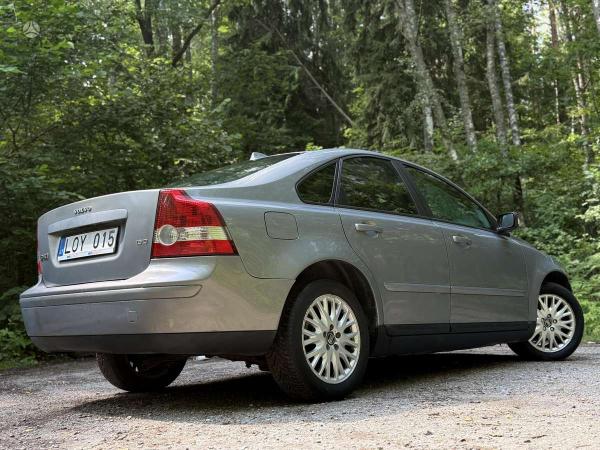 Pelēks Volvo S40 2005 Alīta, ar dzinēja tilpumu 1.56 L un nobraukumu 4 tūkst. km par 1550 €, foto 4 vietnē AUTOMOTO.COM.LV