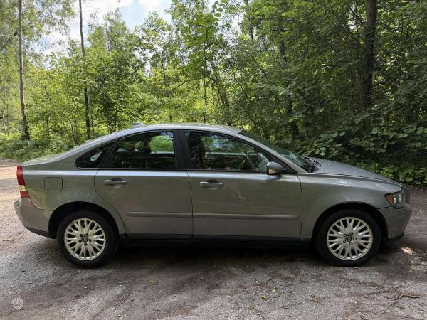 Pelēks Volvo S40 2005 Alīta, ar dzinēja tilpumu 1.56 L un nobraukumu 4 tūkst. km par 1550 €, foto 7 vietnē AUTOMOTO.COM.LV