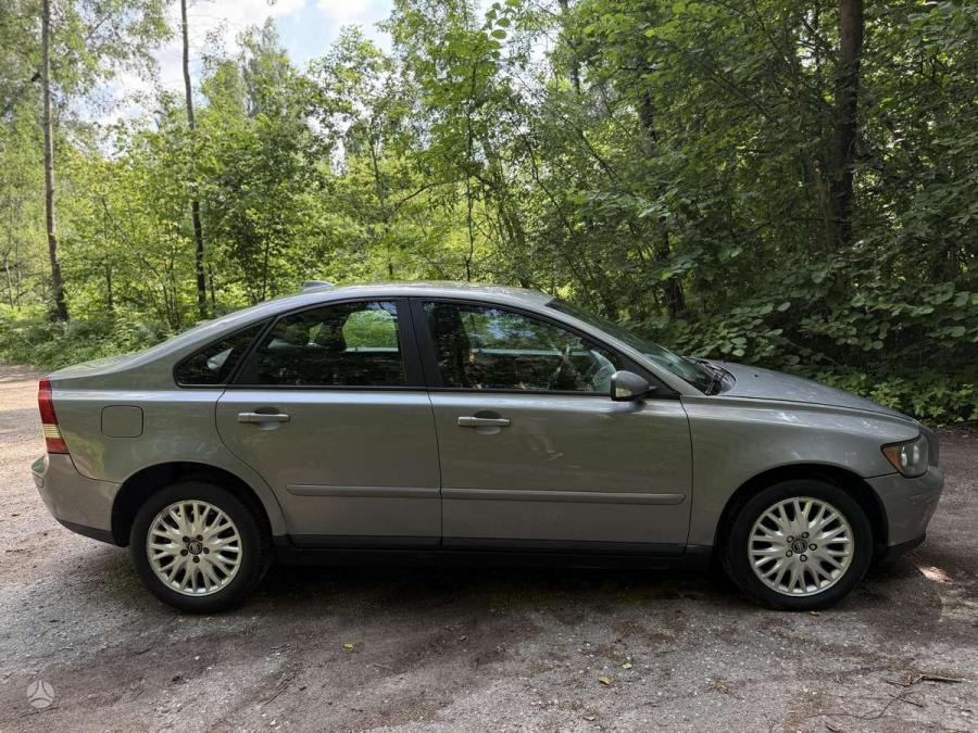 Pelēks Volvo S40 2005 Alīta, ar dzinēja tilpumu 1.56 L un nobraukumu 4 tūkst. km par 1550 €, foto 8 vietnē AUTOMOTO.COM.LV