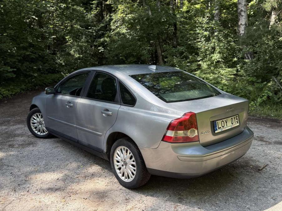 Pelēks Volvo S40 2005 Alīta, ar dzinēja tilpumu 1.56 L un nobraukumu 4 tūkst. km par 1550 €, foto 13 vietnē AUTOMOTO.COM.LV