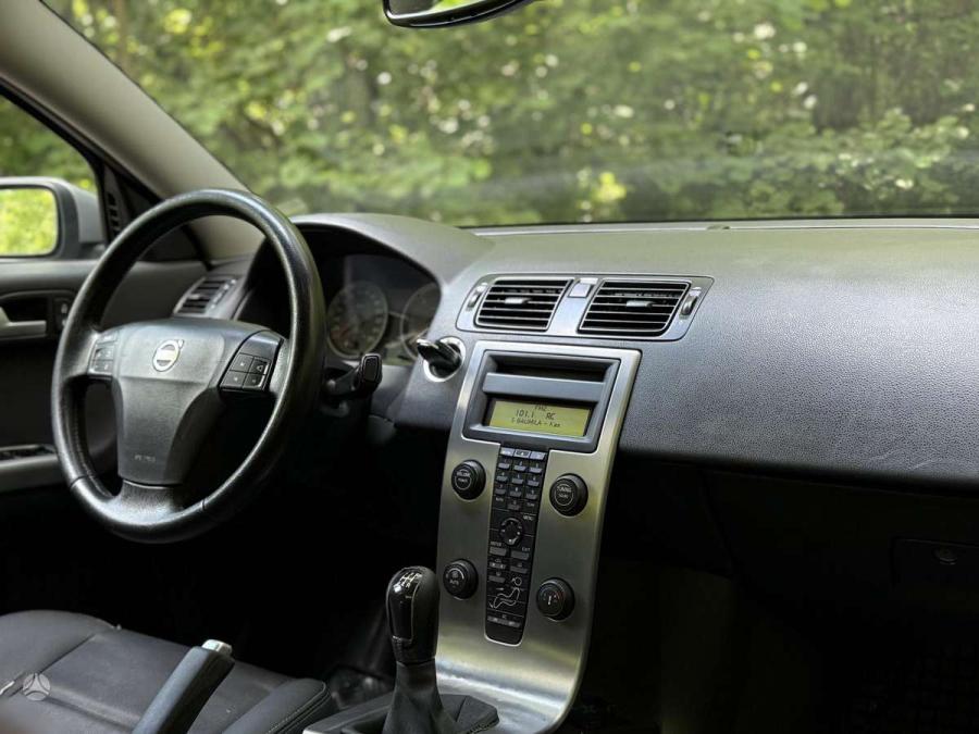 Pelēks Volvo S40 2005 Alīta, ar dzinēja tilpumu 1.56 L un nobraukumu 4 tūkst. km par 1550 €, foto 25 vietnē AUTOMOTO.COM.LV