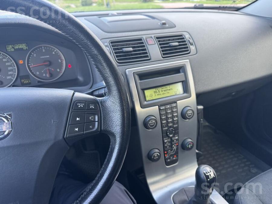 Grey Volvo S40 2005 in Jelgava, with an engine capacity of 2.00 L and mileage of 357 thousand km for 1480 €, photo 9 on AUTOMOTO.COM.LV