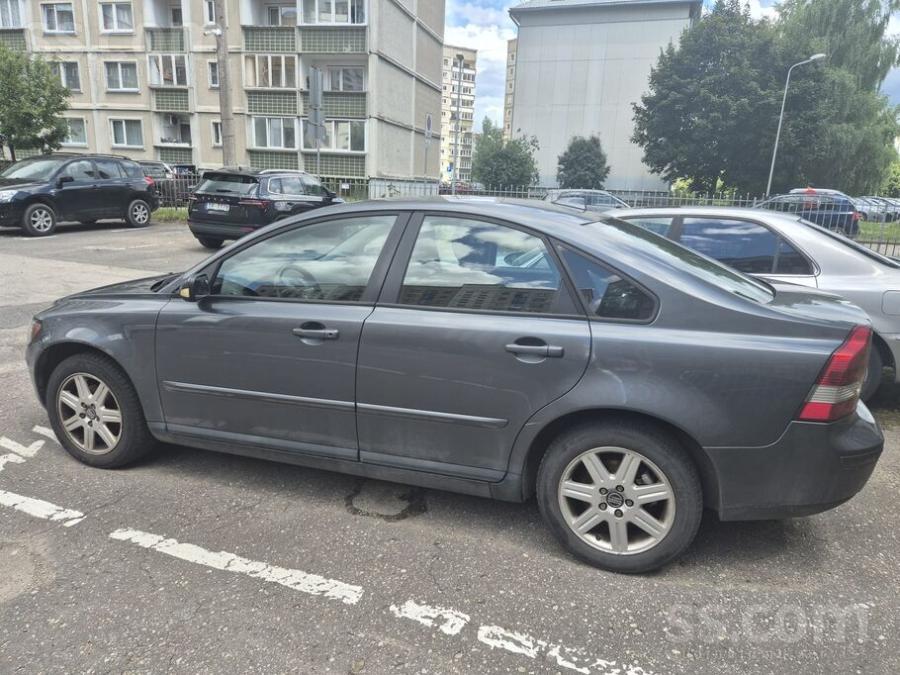 Grey Volvo S40 2005 in Riga, with an engine capacity of 1.60 L and mileage of 285 thousand km for 1700 €, photo 3 on AUTOMOTO.COM.LV