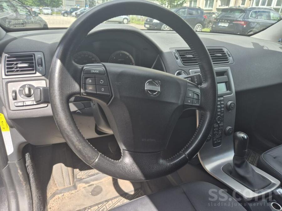 Grey Volvo S40 2005 in Riga, with an engine capacity of 1.60 L and mileage of 285 thousand km for 1700 €, photo 4 on AUTOMOTO.COM.LV