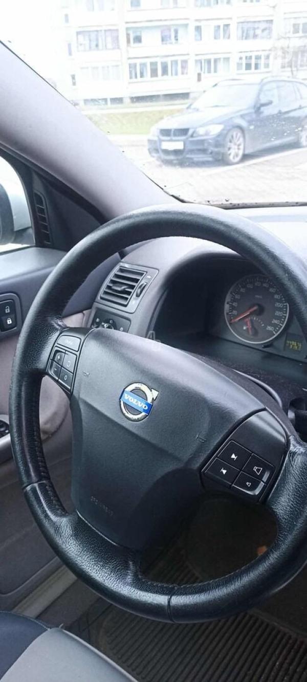 Grey Volvo S40 2006 in Elektrenai, with an engine capacity of 2.00 L and mileage of 430 thousand km for 950 €, photo 10 on AUTOMOTO.COM.LV