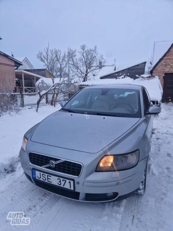 Pelēks Volvo S40 2006 Panevēža, ar dzinēja tilpumu 2.00 L un nobraukumu 318 tūkst. km par 1200 €, foto 1 vietnē AUTOMOTO.COM.LV