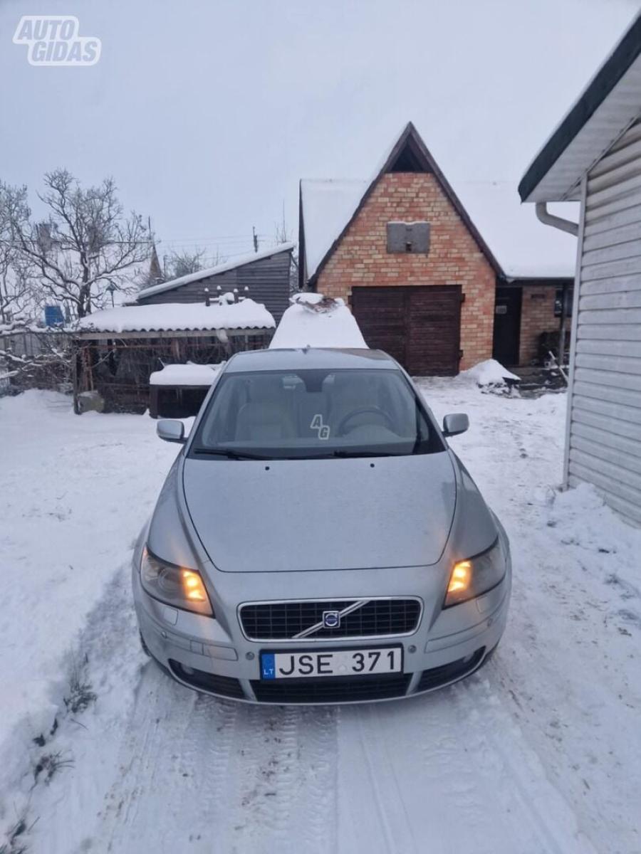 Grey Volvo S40 2006 in Panevezys, with an engine capacity of 2.00 L and mileage of 318 thousand km for 1200 €, photo 2 on AUTOMOTO.COM.LV