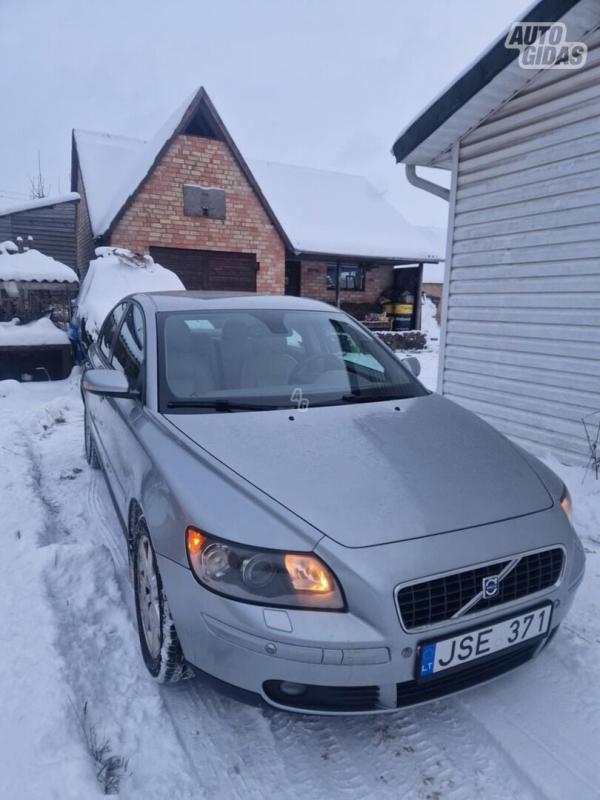 Pelēks Volvo S40 2006 Panevēža, ar dzinēja tilpumu 2.00 L un nobraukumu 318 tūkst. km par 1200 €, foto 3 vietnē AUTOMOTO.COM.LV