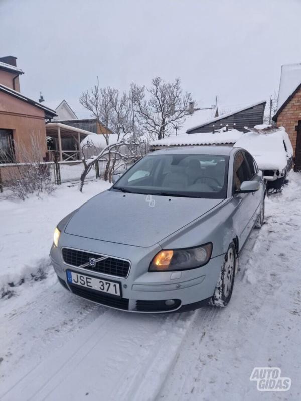 Pelēks Volvo S40 2006 Panevēža, ar dzinēja tilpumu 2.00 L un nobraukumu 318 tūkst. km par 1200 €, foto 4 vietnē AUTOMOTO.COM.LV