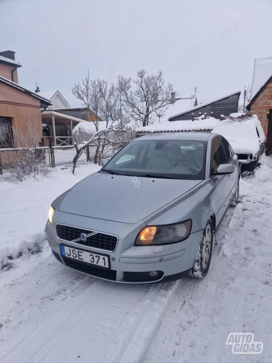 Grey Volvo S40 2006 in Panevezys, with an engine capacity of 2.00 L and mileage of 318 thousand km for 1200 €, photo 4 on AUTOMOTO.COM.LV