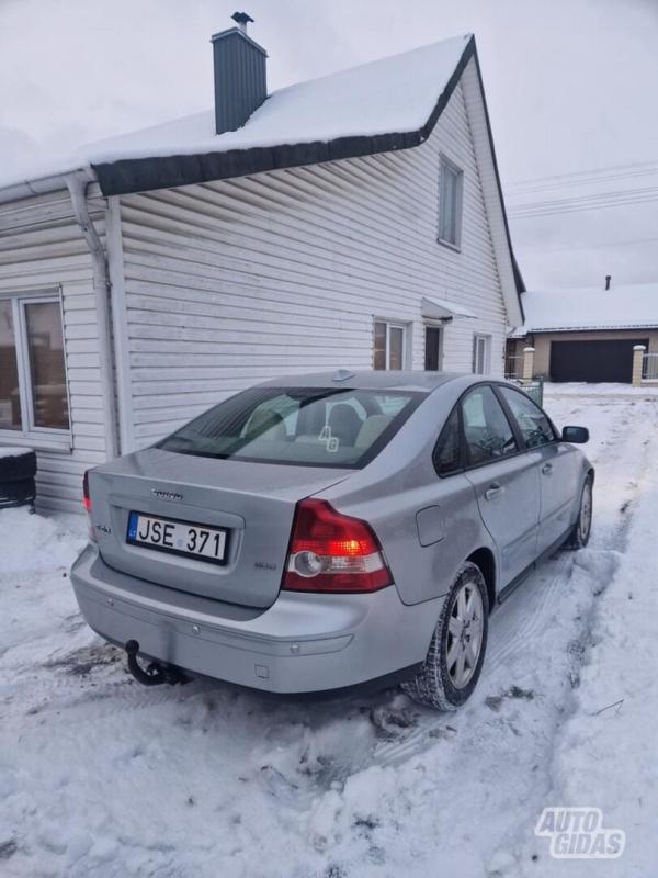 Pelēks Volvo S40 2006 Panevēža, ar dzinēja tilpumu 2.00 L un nobraukumu 318 tūkst. km par 1200 €, foto 5 vietnē AUTOMOTO.COM.LV
