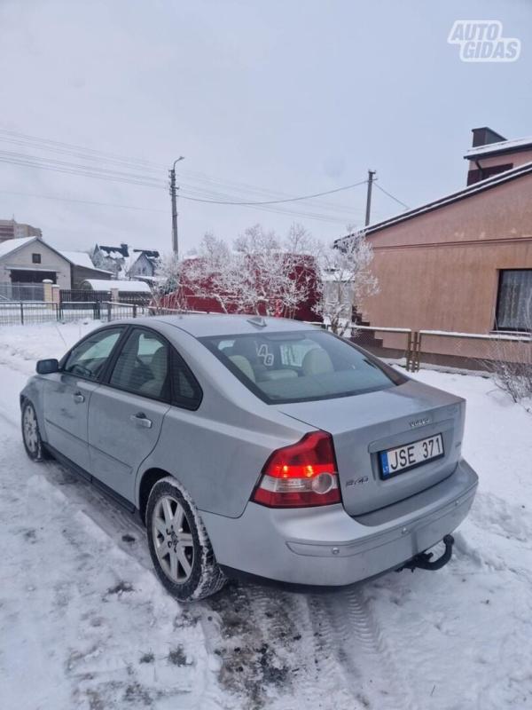 Pelēks Volvo S40 2006 Panevēža, ar dzinēja tilpumu 2.00 L un nobraukumu 318 tūkst. km par 1200 €, foto 6 vietnē AUTOMOTO.COM.LV