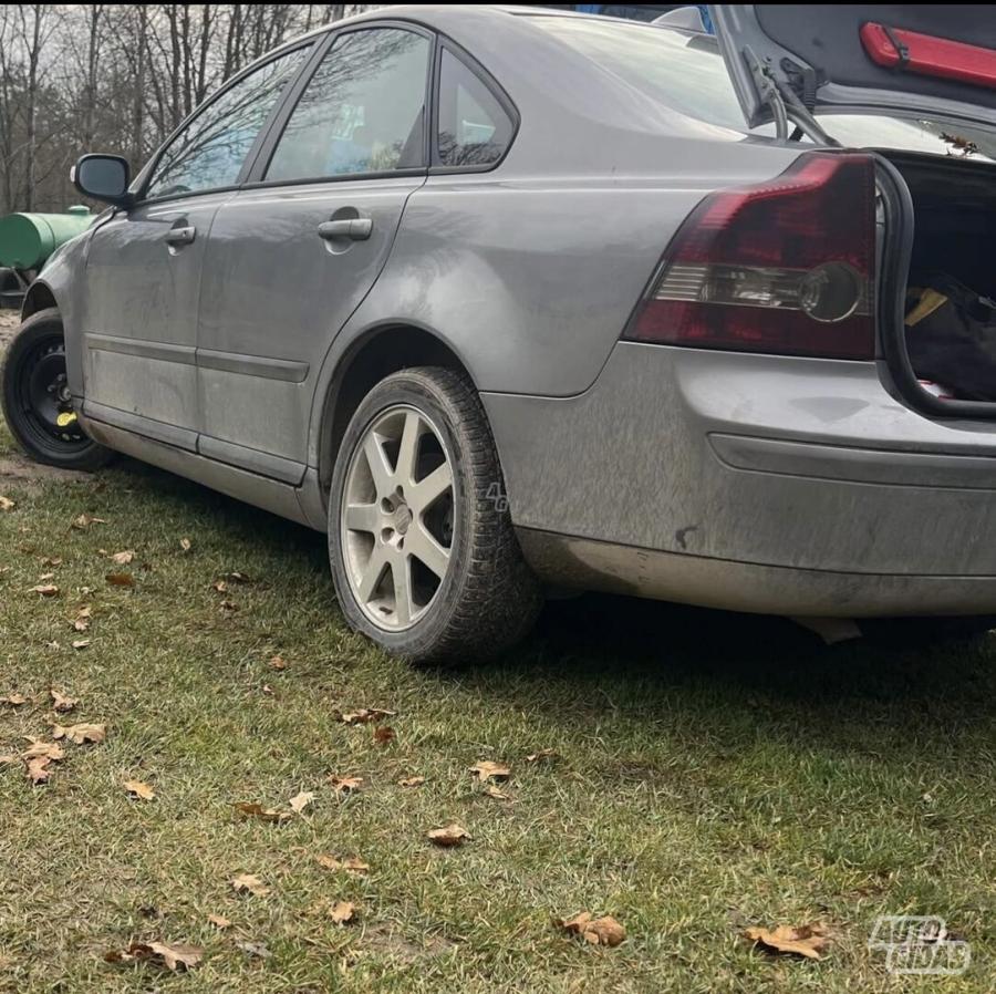 Pelēks Volvo S40 2006 Ignalina, ar dzinēja tilpumu 1.60 L un nobraukumu 360 tūkst. km par 750 €, foto 2 vietnē AUTOMOTO.COM.LV