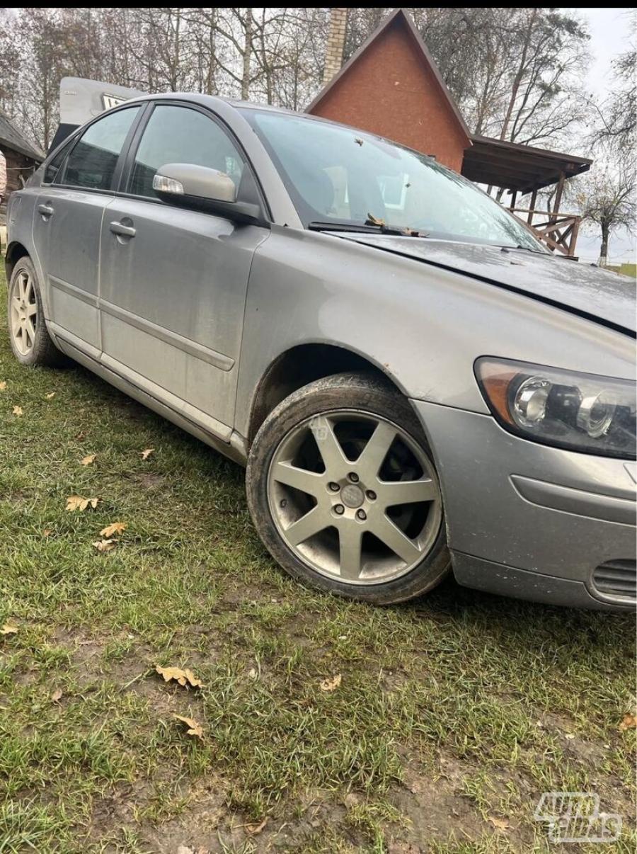 Pelēks Volvo S40 2006 Ignalina, ar dzinēja tilpumu 1.60 L un nobraukumu 360 tūkst. km par 750 €, foto 3 vietnē AUTOMOTO.COM.LV