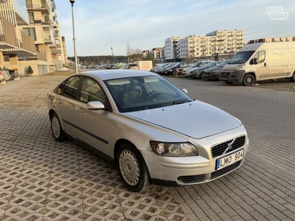 Pelēks Volvo S40 2006 Viļņa, ar dzinēja tilpumu 2.00 L un nobraukumu 345 tūkst. km par 1200 €, foto 3 vietnē AUTOMOTO.COM.LV
