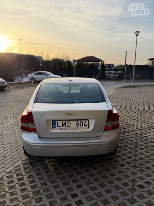 Pelēks Volvo S40 2006 Viļņa, ar dzinēja tilpumu 2.00 L un nobraukumu 345 tūkst. km par 1200 €, foto 6 vietnē AUTOMOTO.COM.LV