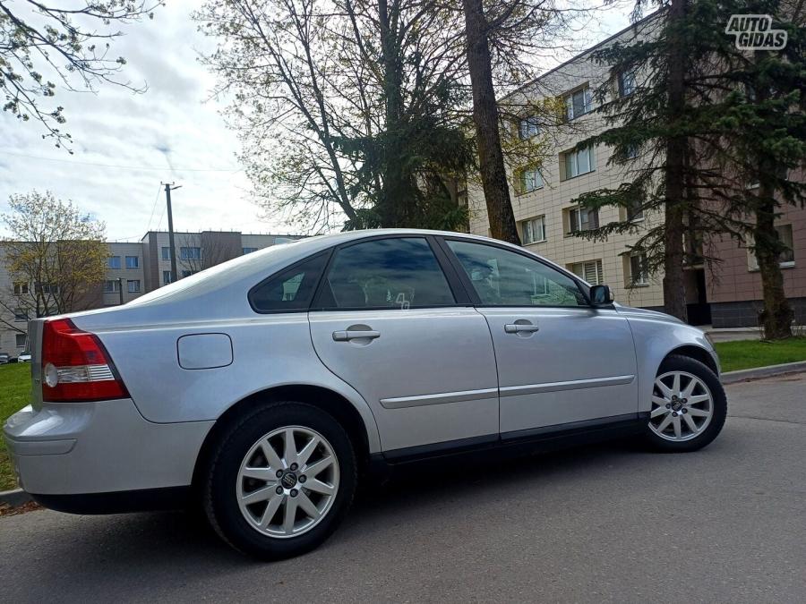 Grey Volvo S40 2006 in Kaunas, with an engine capacity of 1.60 L and mileage of 245 thousand km for 1900 €, photo 1 on AUTOMOTO.COM.LV