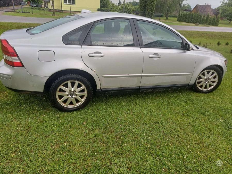 Pelēks Volvo S40 2006 Kaišiadorys, ar dzinēja tilpumu 2.00 L un nobraukumu 400 tūkst. km par 800 €, foto 4 vietnē AUTOMOTO.COM.LV