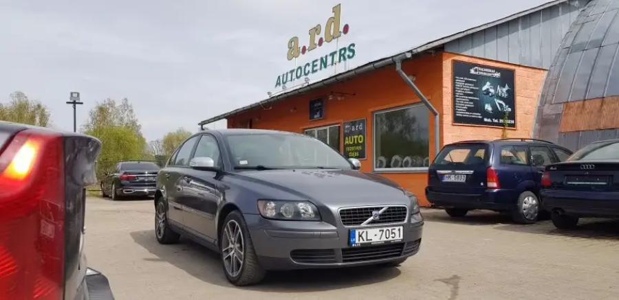 Grey Volvo S40 2006 in Valmiera, with an engine capacity of 1.60 L and mileage of 235 thousand km for 2900 €, photo 1 on AUTOMOTO.COM.LV