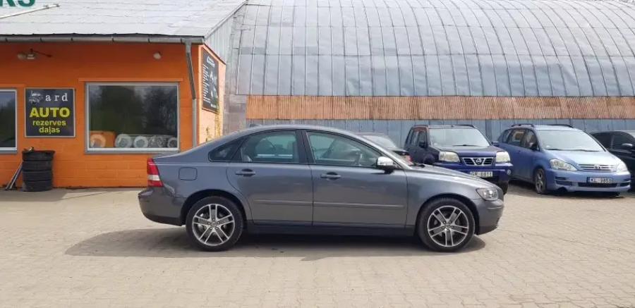 Grey Volvo S40 2006 in Valmiera, with an engine capacity of 1.60 L and mileage of 235 thousand km for 2900 €, photo 3 on AUTOMOTO.COM.LV
