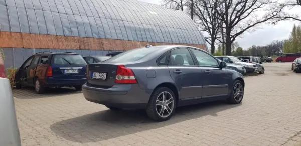 Grey Volvo S40 2006 in Valmiera, with an engine capacity of 1.60 L and mileage of 235 thousand km for 2900 €, photo 3 on AUTOMOTO.COM.LV