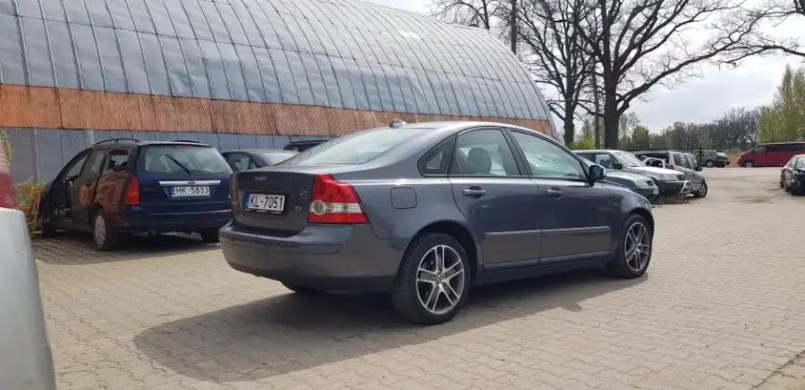 Grey Volvo S40 2006 in Valmiera, with an engine capacity of 1.60 L and mileage of 235 thousand km for 2900 €, photo 4 on AUTOMOTO.COM.LV