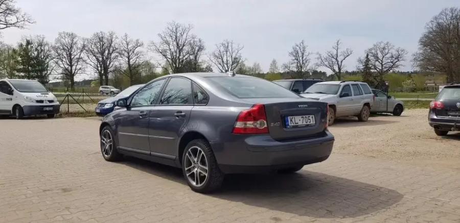 Grey Volvo S40 2006 in Valmiera, with an engine capacity of 1.60 L and mileage of 235 thousand km for 2900 €, photo 6 on AUTOMOTO.COM.LV