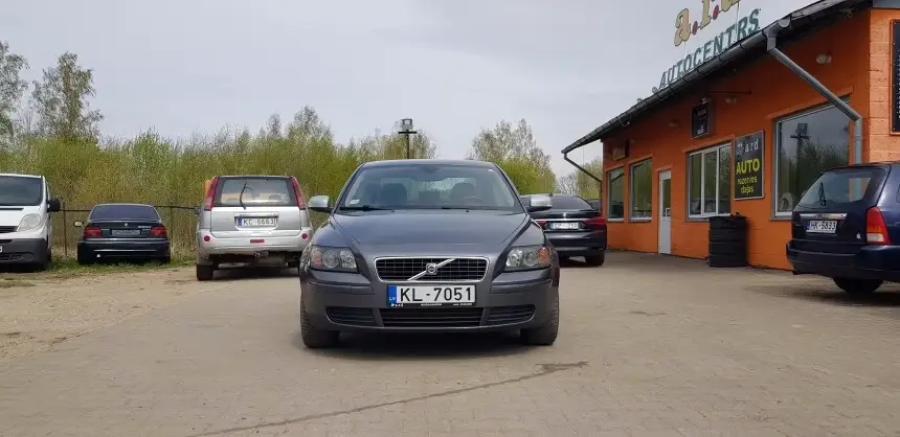 Grey Volvo S40 2006 in Valmiera, with an engine capacity of 1.60 L and mileage of 235 thousand km for 2900 €, photo 9 on AUTOMOTO.COM.LV