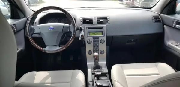 Grey Volvo S40 2006 in Valmiera, with an engine capacity of 1.60 L and mileage of 235 thousand km for 2900 €, photo 9 on AUTOMOTO.COM.LV