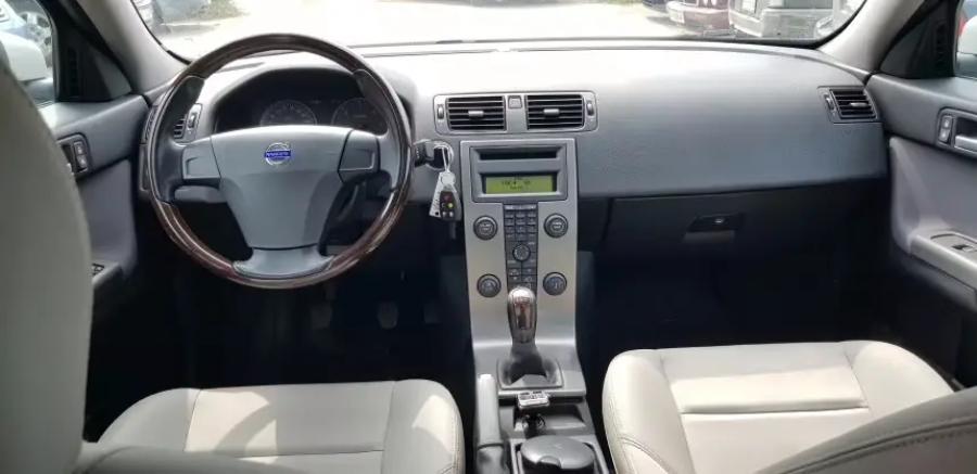 Grey Volvo S40 2006 in Valmiera, with an engine capacity of 1.60 L and mileage of 235 thousand km for 2900 €, photo 10 on AUTOMOTO.COM.LV