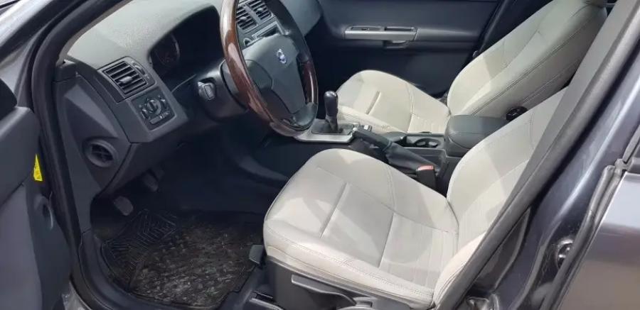 Grey Volvo S40 2006 in Valmiera, with an engine capacity of 1.60 L and mileage of 235 thousand km for 2900 €, photo 11 on AUTOMOTO.COM.LV