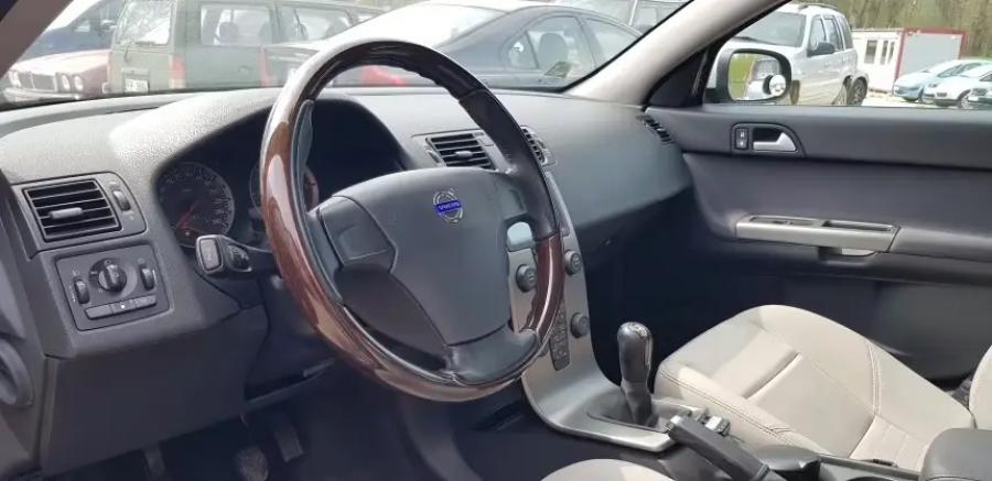 Grey Volvo S40 2006 in Valmiera, with an engine capacity of 1.60 L and mileage of 235 thousand km for 2900 €, photo 12 on AUTOMOTO.COM.LV