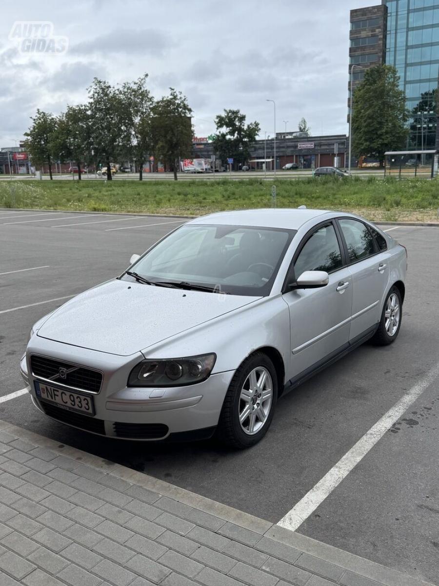 Pelēks Volvo S40 2006 Šauļi, ar dzinēja tilpumu 2.40 L un nobraukumu 145 tūkst. km par 2000 €, foto 1 vietnē AUTOMOTO.COM.LV