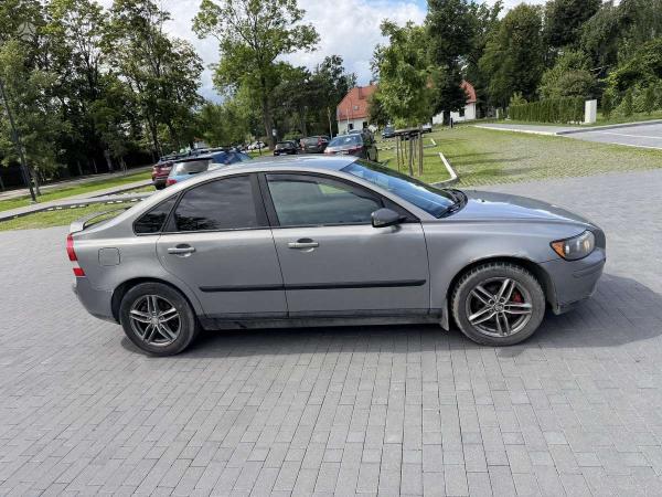Grey Volvo S40 2006 in Kaunas, with an engine capacity of 1.56 L and mileage of 325 thousand km for 899 €, photo 4 on AUTOMOTO.COM.LV